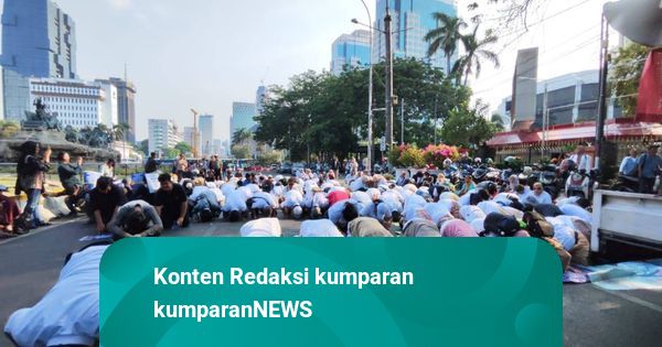 MK Kabulkan Kepala Daerah Bisa Maju Pilpres, Massa di Patung Kuda Sujud ... MK Kabulkan Kepala Daerah Bisa Maju Pilpres, Massa di Patung Kuda Sujud ...